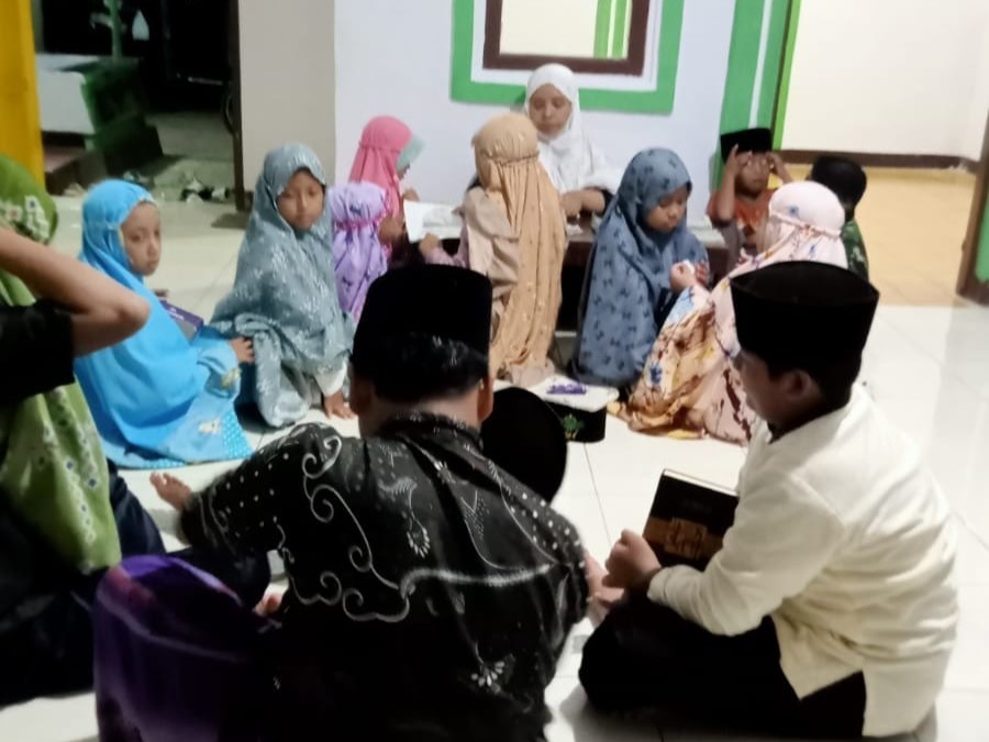 Cahaya di Balik Senja: Meniti Huruf Langit di Mushola Kedung Santen